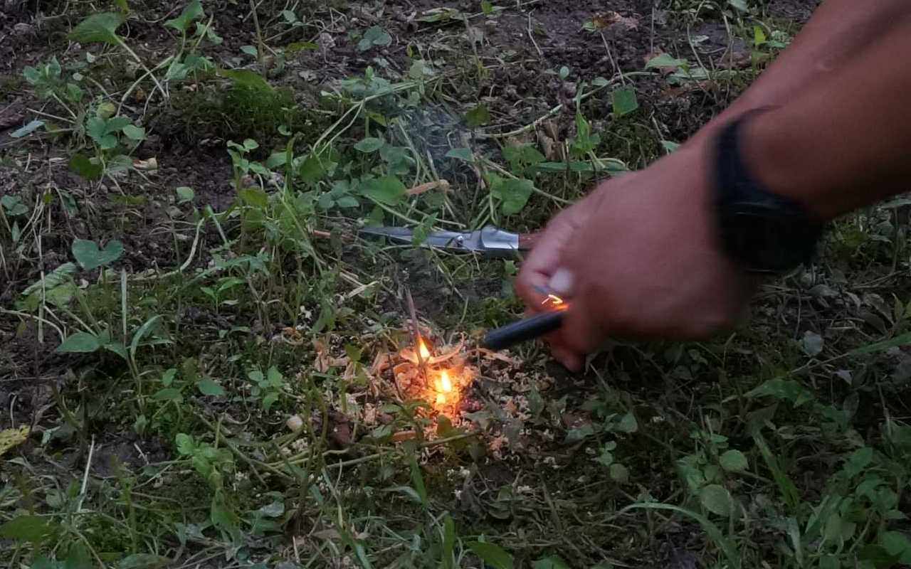 How to start a camping fire with a ferro rod? - FERROFIRE